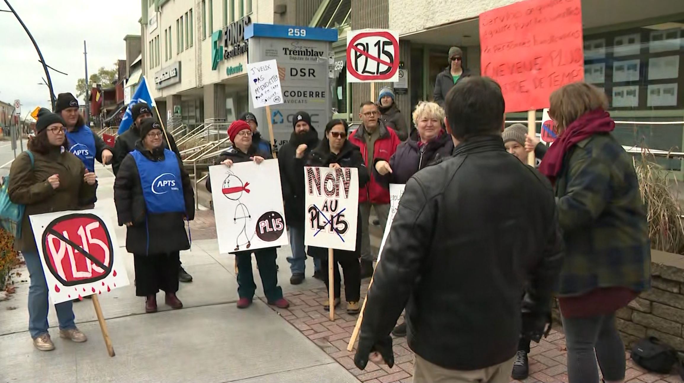 Réforme en santé: manifestation contre le projet de loi 15 - TVA Gatineau