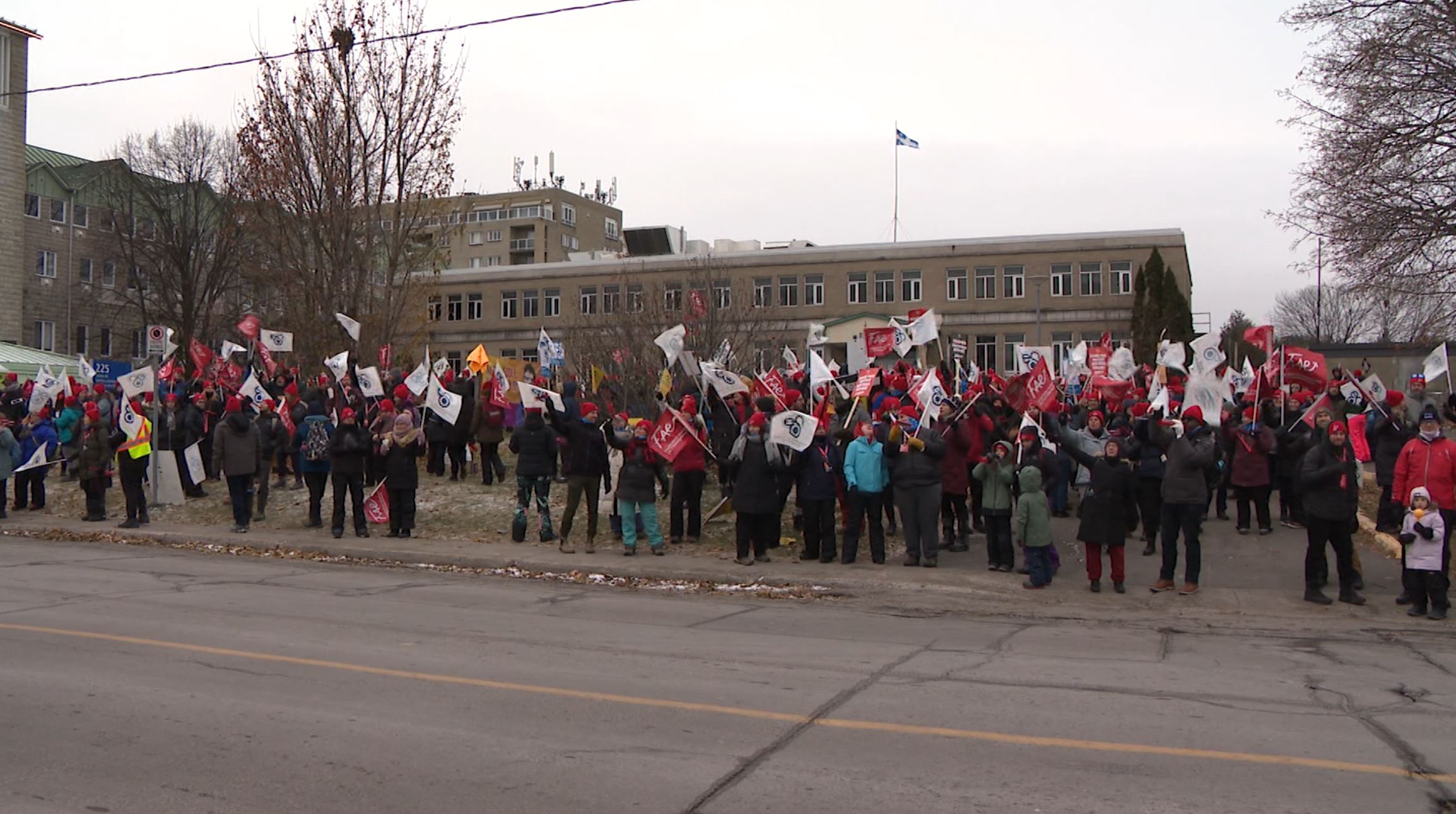 Grève de la FAE: les enseignants devant les centres de services ...