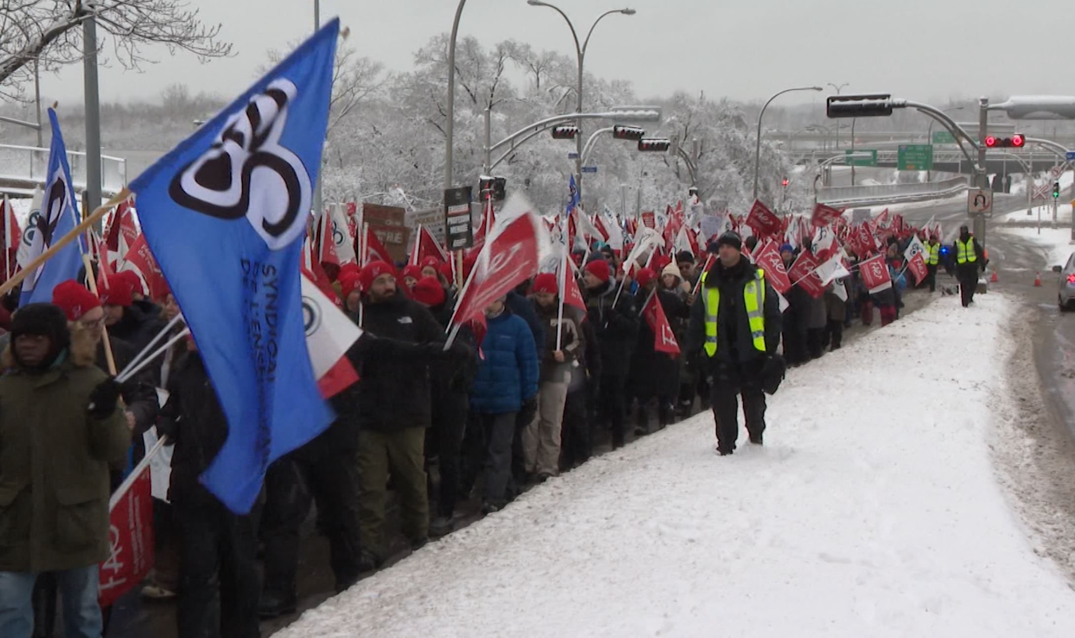 Grève de la FAE: des milliers d'enseignants devant le bureau de Suzanne ...