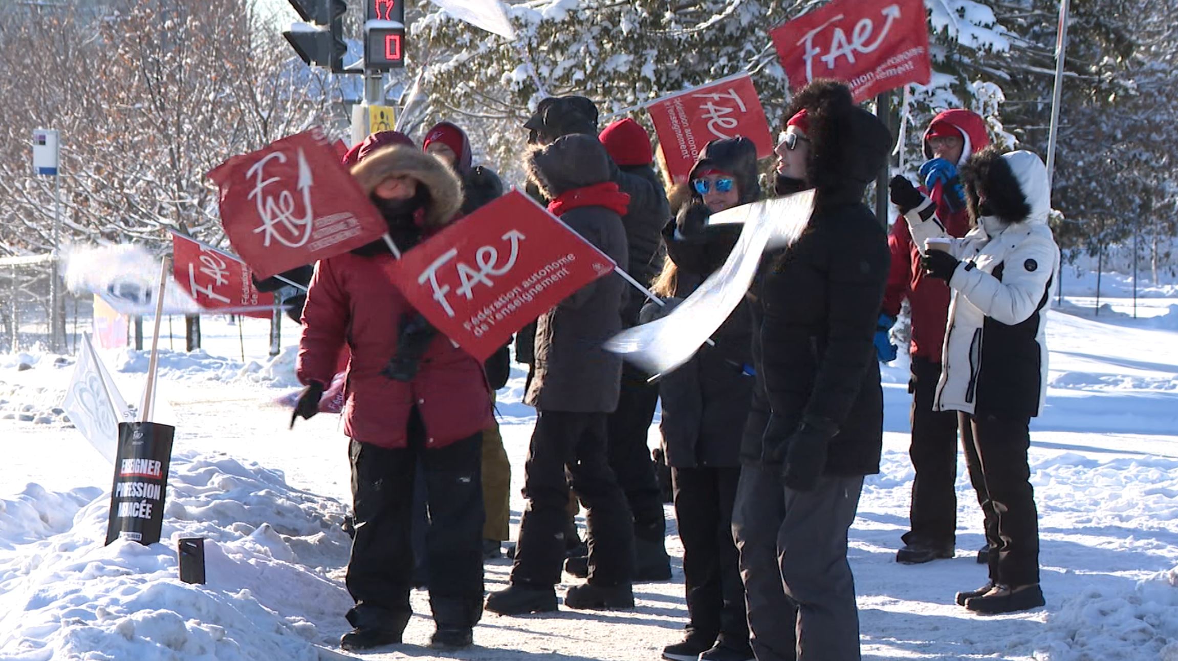 Grève des enseignants: la FAE laisse planer le suspense - TVA Gatineau