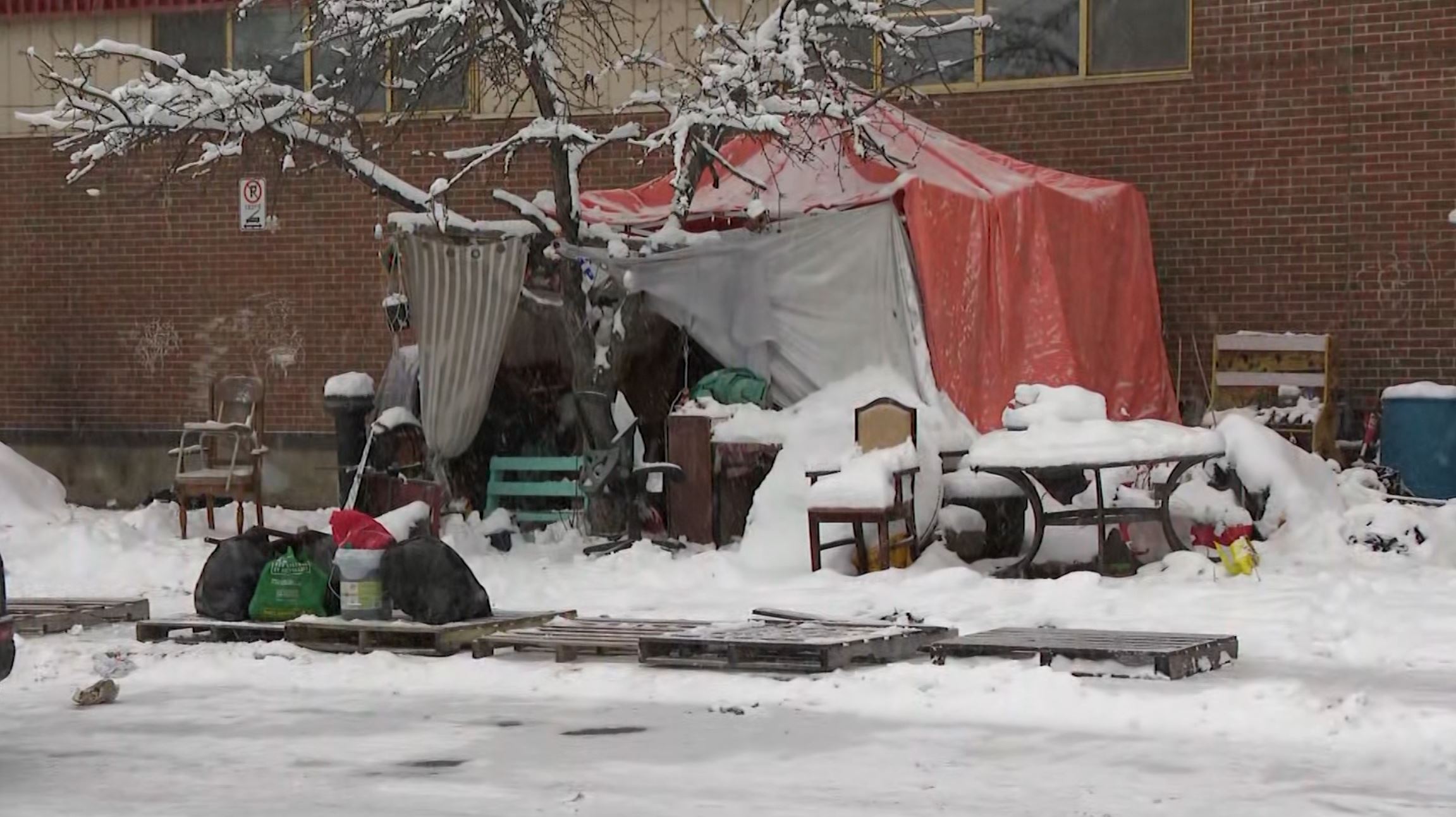 Robert-Guertin: relocalisation des tentes aux abords de l’aréna - TVA ...