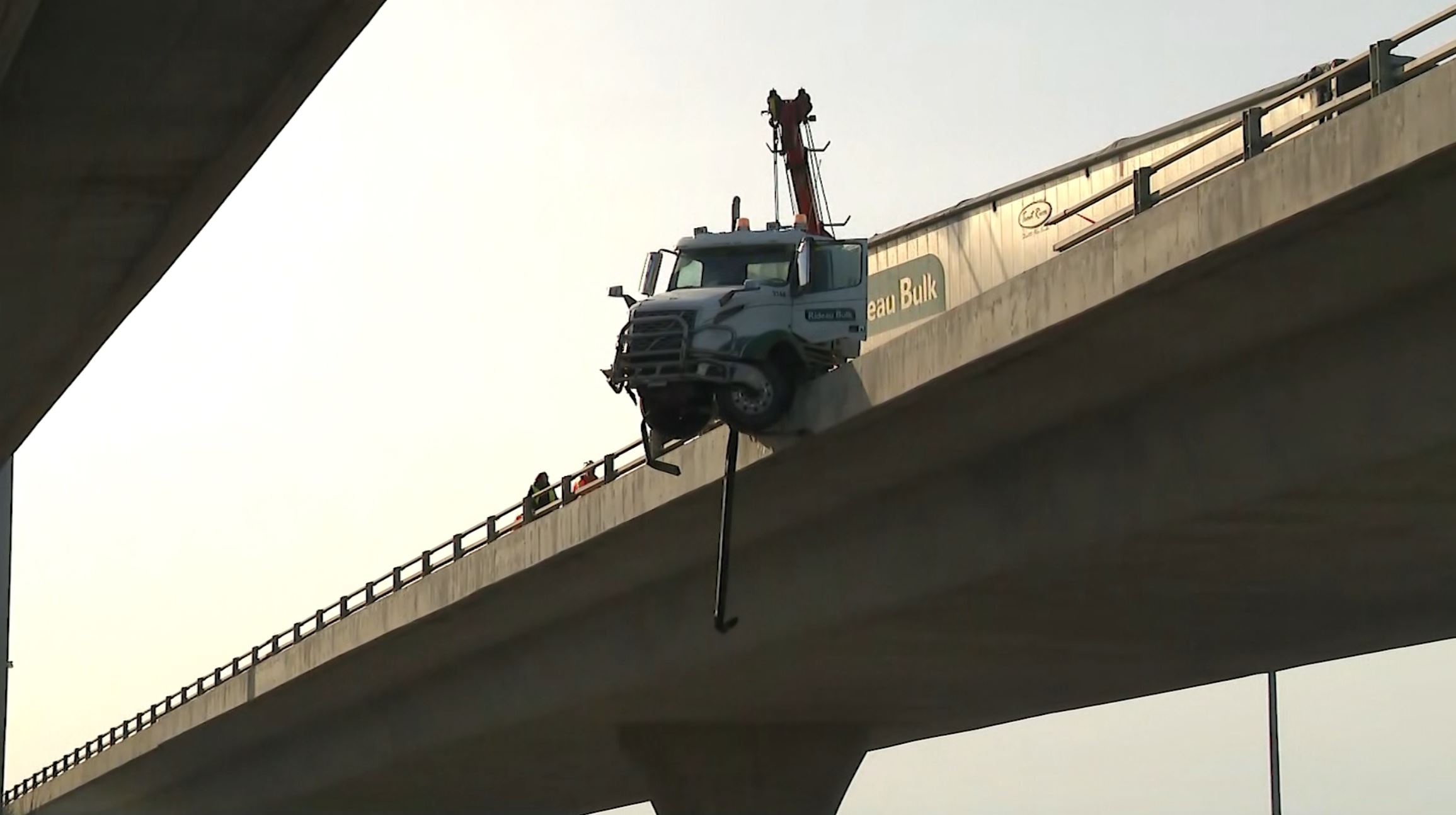 Autoroute 50: un camion lourd défonce un garde-fou sur un viaduc - TVA ...