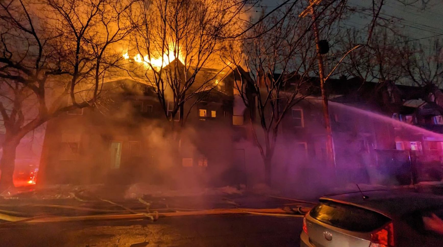 Incendie majeur dans deux maisons en rangée à Ottawa - TVA Gatineau