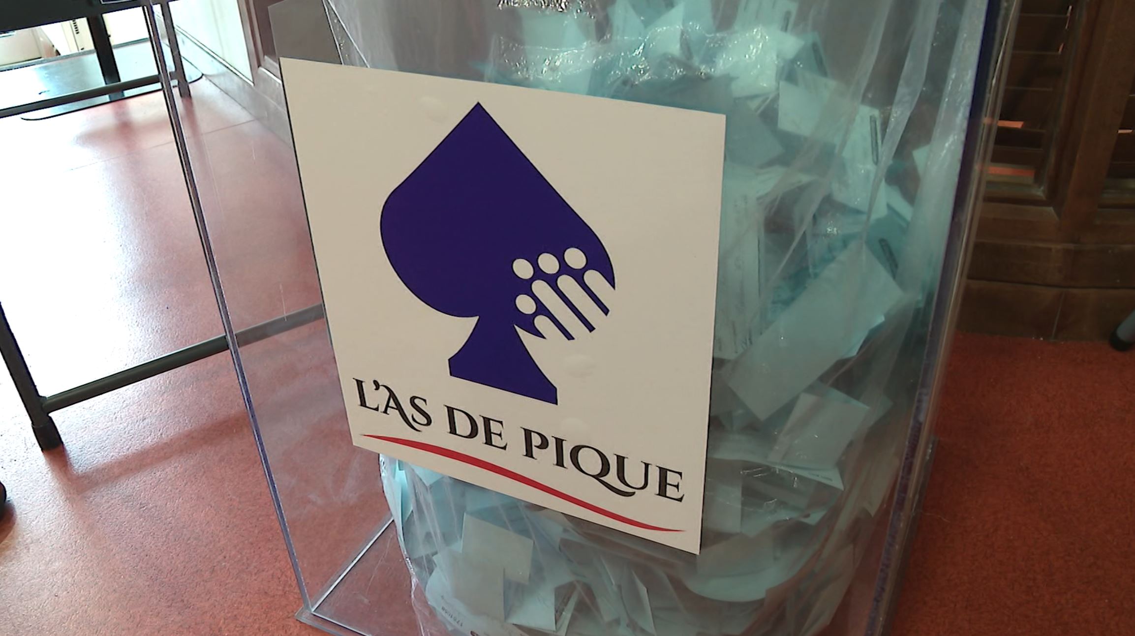 Radio CHGA: ruée vers « L'As de pique » à 3 millions $ - TVA Gatineau