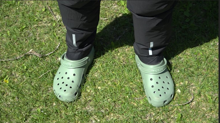 Demi-Marathon | Il bat le record en « Crocs » - TVA Gatineau